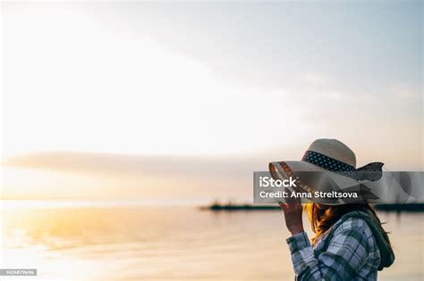 바다의 일몰에 여름 모자를 쓰고 뒤에서 온 여성의 클로즈업 초상화 여행중인 바다의 모습 30 34세에 대한 스톡 사진 및 기타 이미지 30 34세 가린 얼굴 고독