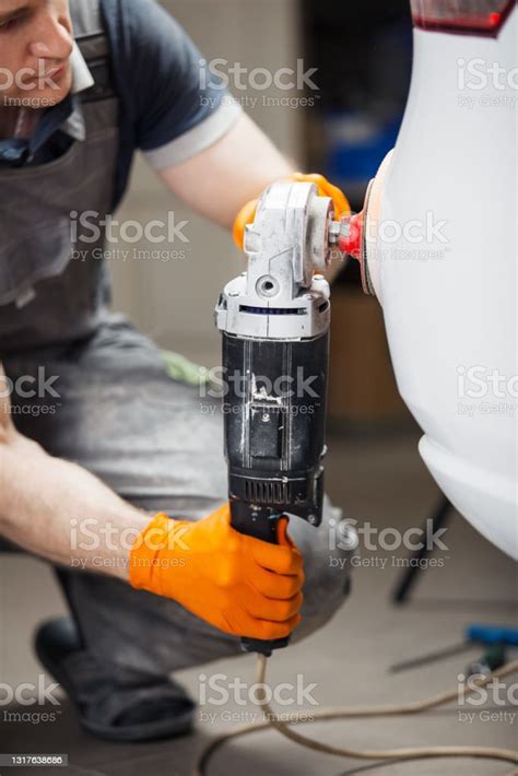 작업자는 자동차 수리점에서 궤도 광택선으로 흰색 자동차를 연마했습니다 차량 디테일 깨끗한에 대한 스톡 사진 및 기타 이미지 깨끗한 닦기 반짝이는 Istock