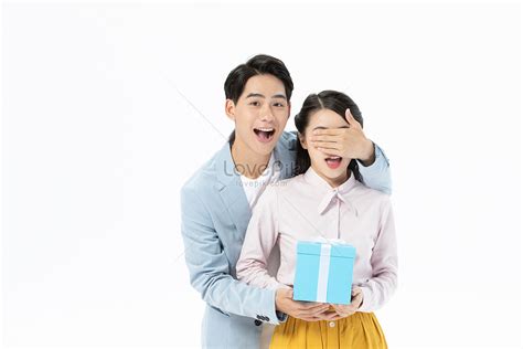 ảnh Chồng Tặng Quà Cho Vợ Tải Xuống Miễn Phí ảnh Đông Á Tặng Một Món