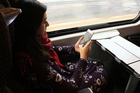 제네바 스위스 스위스 기차에 여행 하는 아름 다운 젊은 여자 승객에 대한 스톡 사진 및 기타 이미지 승객 관광객 기차 Istock