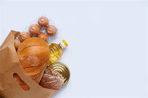플랫레이 음식 기부 흰색 고립 된 배경에 종이 가방에 제품 상단 보기 빵 한 덩어리 치킨 계란 통조림 식품 해바라기 기름 도움이 필요한 사람들을 돕기 0명에 대한 스톡 사진