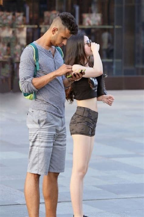 街拍小姐姐热裤 裹胸肤白貌美网友黑人男友好幸福 裹胸 小姐姐 热裤 新浪新闻