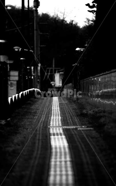 흑백 대비 길 오후 모노톤 사진이미지일러스트캘리그라피 Bluegaram작가