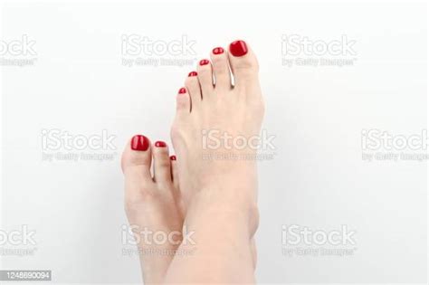 빨간 색으로 칠해진 손톱을 가진 여성 다리 격리된 배경에 발톱 칠하기에 대한 스톡 사진 및 기타 이미지 발톱 칠하기 빨간 매니큐어 발 Istock