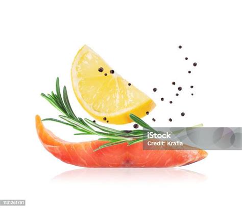 흰색 바탕에 로즈마리와 레몬 클로즈업의 조각을 가진 연어 슬라이스 그릇에 대한 스톡 사진 및 기타 이미지 그릇 레몬 로즈마리 Istock