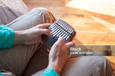 전통적인 아프리카 악기 칼림바 하나의 손에 들고 하는 남자 남자 작은 칼림바 재생입니다 Clouseup 악기 갈색에 대한 스톡 사진 및 기타 이미지 Istock