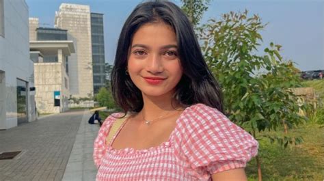 Profil Ratu Sofya Aktris Cantik Yang Melejit Lewat Film Siksa Neraka