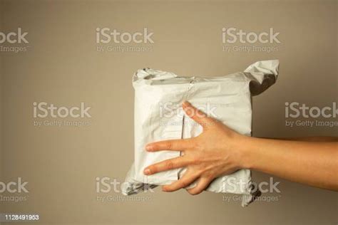 손까지 조롱 빈 흰색 상자를 들고입니다 공간에 복사 합니다 포장 및 배달 개념입니다 개념에 대한 스톡 사진 및 기타 이미지 개념 개념과 주제 공란 Istock