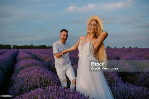 하얀 드레스와 모자를 쓴 여자와 흰 셔츠를 입은 남자가 라벤더 밭을 걷고 있습니다 2명에 대한 스톡 사진 및 기타 이미지 2명 꽃 꽃의 구조 꽃 식물 Istock