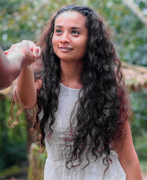 女孩在树林里跳舞