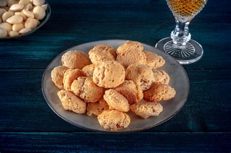 아마레티 전통 이탈리아 아몬드 쿠키 아마레토 리큐어 한 잔 0명에 대한 스톡 사진 및 기타 이미지 0명 겨울 계절 Istock