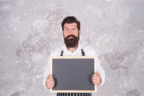 잔인한 수염 남자 요리사 복사 공간 광고 발표에 대한 빈 보드에 레스토랑 메뉴를 제시 Advertising Week에 대한 스톡 사진 및 기타 이미지