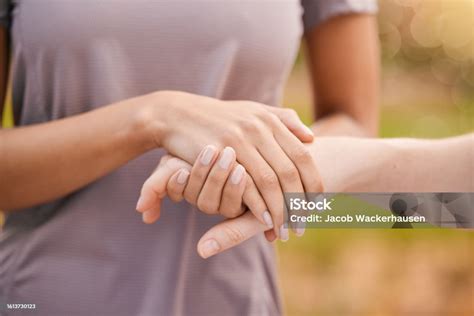 단결 연대 또는 위로의 표시로 함께 야외에서 친구들과 손 신뢰 및 지원 연민을 위해 밖에서 친구를 위로하거나 위로하는 여성과의 사랑 공감 및 보살핌 공감에 대한 스톡 사진
