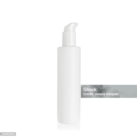 흰색 로션 펌프가 있는 흰색 원통형 Pehd 병 용기 방부제 포장 화장품 및 의료 제품용 병의 템플릿입니다 흰색 배경 복사 공간
