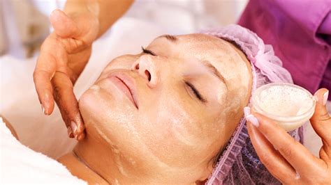 미용사는 여성 얼굴에 보습 마스크를 적용합니다 얼굴 관리를위한 미용 절차에 스파 살롱에있는 여성 미용 치료 치료를받는 백인 여성 40 44세에 대한 스톡 사진 및 기타