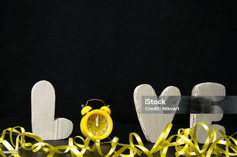 배경에 문자 O와 노란색 뱀 대신 흰색 문자 사랑 노란색 알람 시계를 둘러싸고 로맨스에 대한 스톡 사진 및 기타 이미지 로맨스 문자 문자 메시지 Istock