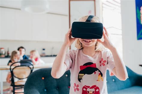 Crianças do sexo feminino indoor usando o visualizador em d Foto Premium