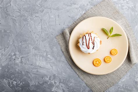 리넨 냅킨과 회색 콘크리트 배경에 Kumquat 슬라이스와 민트 잎밝은 갈색 접시에 휘핑 계란 크림 케이크 복사 공간 평평한 평신도 상단보기 0명에 대한 스톡 사진 및 기타