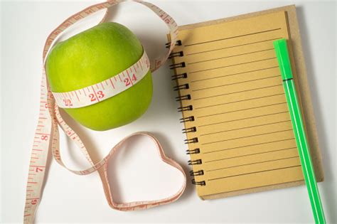 복사 공간이 있는 녹색 사과 측정 테이프 및 노트북 플랫 평신도 보기 0명에 대한 스톡 사진 및 기타 이미지 0명 가냘픈