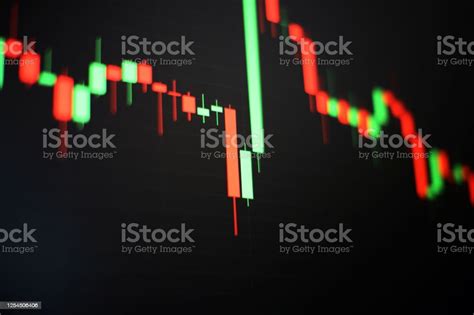 주식 시장 투자 거래의 촛불 스틱 그래프 차트 개인 재무 계획 개념 재무 계획에 대한 차트와 사업가의 안전 투자에 대한 스톡 사진 및 기타 이미지 Istock