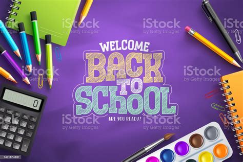 학교 벡터 배경 디자인으로 돌아 가기 보라색 공간에서 학교 텍스트에 다시 오신 것을 환영합니다 신학기에 대한 스톡 벡터 아트 및 기타 이미지 Istock