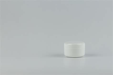 스킨 케어 및 복사 공간이있는 미용 모형 화장품 제품을위한 브랜드가없는 흰색 플라스틱 항아리 텍스트 및 디자인에 대한 브랜딩 Id 템플릿 0명에 대한 스톡 사진 및 기타