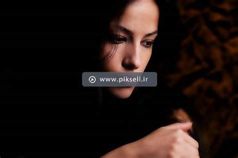 دانلود عکس با کیفیت از پرتره زن جوان افسرده در حال فکر کردن