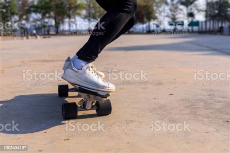 클로즈업 아시아 여성은 아름다운 아침에 야외에서 스케이트 또는 스케이트 보드를 서핑합니다 행복한 젊은 여성들은 아침 시간에 공원에서 서핑 스케이트를 칩니다 아시아 여성 레그
