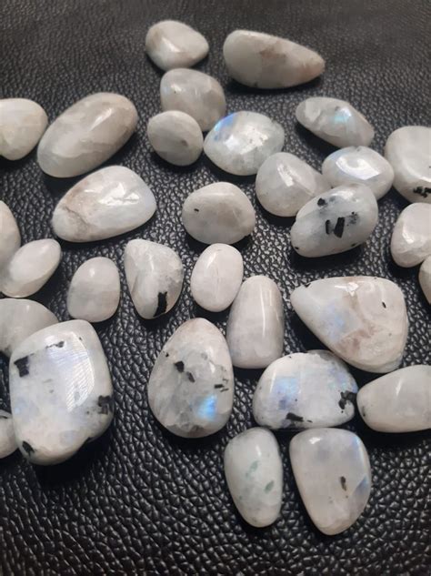 Oval White Rainbow Tumbled Moonstone For Decoration At ₹ 1500kg In Jaipur