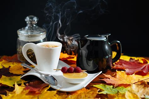 가을 차 단풍 나무 가을과 차 한 잔 나무 테이블에 꿀 러베리와 코끼리잎 가을 분위기 가을 스타일의 삶 0명에 대한 스톡 사진 및 기타 이미지 Istock