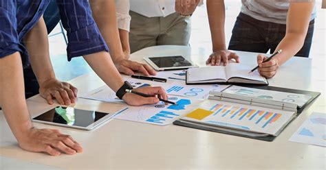 스타트업 비즈니스 청년 그룹 회의 및 사무실 직장에서 브레인스토밍 사진 Unsplash의 사무실 이미지