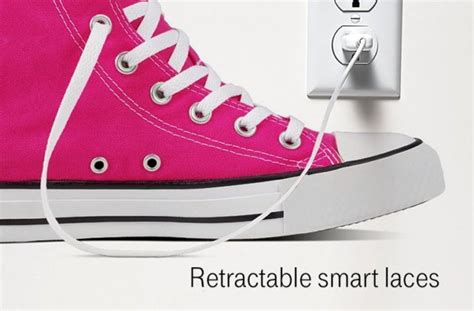 ครั้งแรกของโลก เปิดตัว T Mobile Sidekicks รองเท้าผ้าใบพร้อมสมาร์ทโฟนในตัว