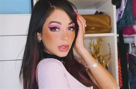 Caeli Deslumbra En Bikini Mientras Disfruta Del Sol