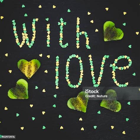 사랑으로 만든 검은 배경에 색종이 키 위 과일 음식 프레임입니다 평면 위치 최고 보기 0명에 대한 스톡 사진 및 기타 이미지 0명 감각 지각 개념 Istock