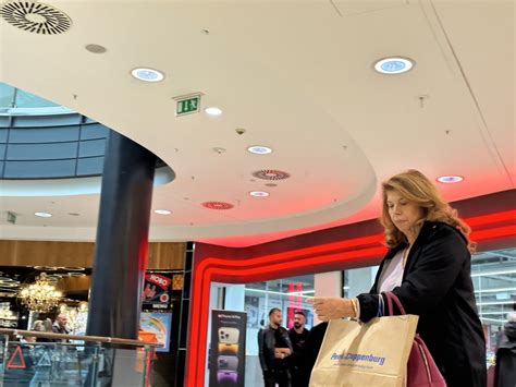 САМО В ПИК И РЕТРО Илияна Йотова си купува парфюми с охрана