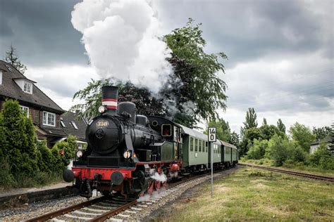 Schleswig Holstein 게스타흐트 고풍스러운 기차 관광 명소 교통 구름 낀 하늘 기관차 기술 기차 여행 기차역 기찻길 녹색 마차 농촌 철도
