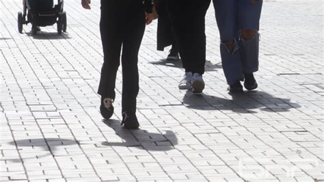 92 от младите хора на възраст от 18 до 35 години виждат бъдещето си в България Посоки БНР