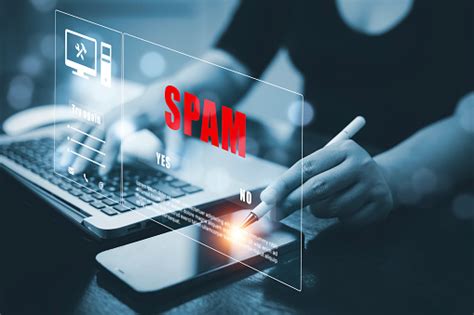 노트북 스팸 및 바이러스 컴퓨터 모니터 인터넷 보안 개념 노트북으로 전자 메일을 읽는 사업가와 이메일 개념 스팸 정크 및 전자 마케팅 화면 스팸 이메일 팝업 경고 컴퓨터