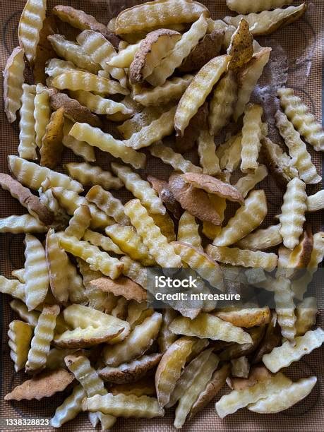 실리콘 베이킹 시트에 퍼지는 조리되지 않은 크링클 컷 감자 튀김 두툼한 칩의 전체 프레임 이미지 높은 보기 0명에 대한 스톡 사진 및 기타 이미지 Istock