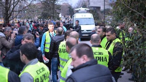 Полицаи и пожарникари протестираха пред сградата на община Варна снимки Информационна