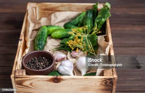 원시 오이 딜 꽃 체리 잎 고추 냉이 잎 향신료와 허브나무 배경에 트레이에 건강한 식생활에 대한 스톡 사진 및 기타 이미지