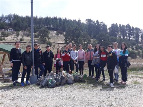 Ученици се включиха в пролетното почистване на град Доспат Снимки