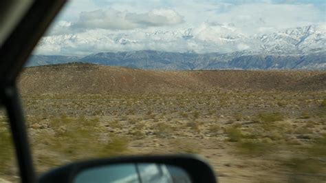 미국 캘리포니아에서 자동차를 운전 데스 밸리로 도로 여행 히치하이크 여행 고속도로 산 건조한 사막 건조한 기후 광야 차에서 승객 Pov 네바다 여행 0명에 대한 스톡 사진