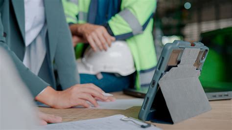 디지털 태블릿이 있는 창고에서 재고 관리 품질을 개선하는 방법에 대해 논의하는 무역 회사의 직원 3명 3 명에 대한 스톡 사진 및 기타 이미지 Istock