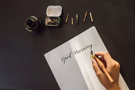 안녕하세요 젊은 여자는 흰 종이에 문구를 씁니다 인 스크라이브 장식 문자 서 예 그래픽 디자인 레터링 필기 생성 개념 고대의에 대한 스톡 사진 및 기타 이미지 Istock