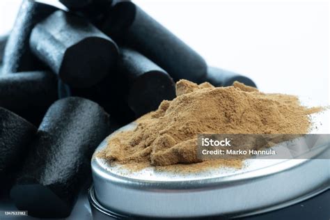 솔티 감초 분말의 클로즈업과 밝은 흰색 배경에 대한 핀란드 의 검은 감초의 무리 0명에 대한 스톡 사진 및 기타 이미지 0명 Salty Snack 감초 사탕 Istock