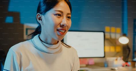 행복한 젊은 아시아 사업가와 사업가들이 만나 프로젝트에 대한 몇 가지 새로운 아이디어를 브레인 스토밍하고 함께 일하는 파트너에게 성공 전략을 계획하는 것은 작은 현대 야간