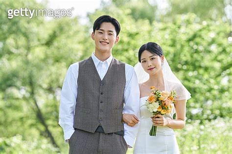 결혼 신혼부부 부부 이성커플 로맨틱 함께함 컨셉 커플 스몰웨딩 이미지 Jv13019149 게티이미지뱅크