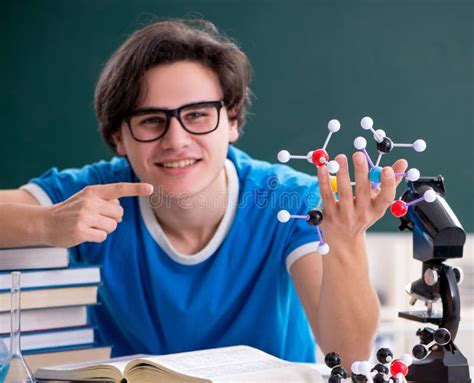 Jovem Estudante Do Sexo Masculino Na Sala De Aula Imagem De Stock Imagem De Classe Pesquisa