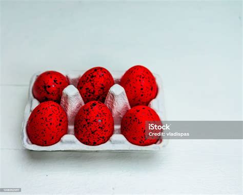 복사 공간 흰색 배경에 고립 된 판지에 빨간색과 검은 색 으로 된 계란으로 부활절 세트 계절에 대한 스톡 사진 및 기타 이미지 계절 공휴일 다중 색상 Istock